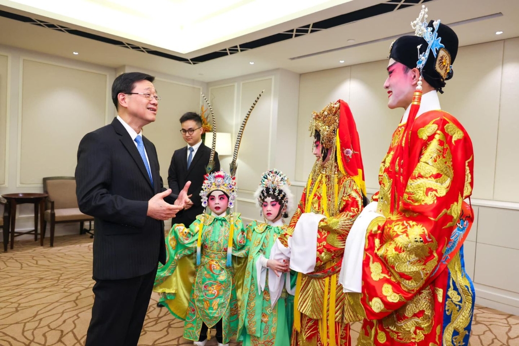 李家超：为香港粤剧年轻演员打气